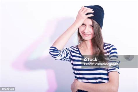 호기심 백인 갈색 머리 소녀 감동 모자의 자연 초상화입니다 흰색에 대한 줄무늬 셔츠에서 포즈수평 이미지 20 24세에 대한 스톡 사진 및 기타 이미지 Istock