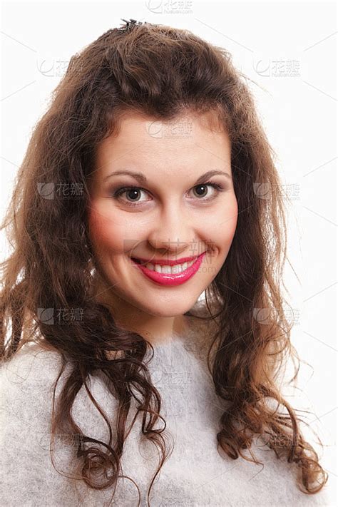 美丽女孩的肖像长卷发