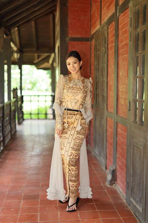 ဝတ်စုံ ပိုင်ရှင်လေးက Designer Khaing Lay