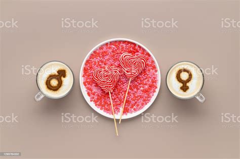 흰색 접시에 심장 모양의 휘핑 우유 거품과 롤리팝에 남성과 여성의 상징과 커피 두 컵 0명에 대한 스톡 사진 및 기타 이미지 0명 가루로 빻은 개념 Istock