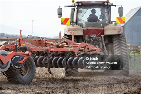 빨간 농장 트랙터 및 쟁기 뉴질랜드에서 재배 하는 작물에 대 한 준비를 토양 재배 농부에 대한 스톡 사진 및 기타 이미지 농부 뉴질랜드 계절 Istock