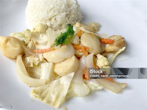 태국어 재 스민 쌀 나무 배경에 흰색 접시에 야채와 함께 두 하 부 튀김된 요리 태국 스타일 음식입니다 채식 음식입니다 거리에 대한 스톡 사진 및 기타 이미지 Istock