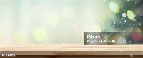 나무 테이블 장식된 크리스마스 트리 파노라마 배너의 배경 Bokeh에 가기 눈 냉동상태의 물에 대한 스톡 사진 및 기타 이미지 눈 냉동상태의 물 목재 재료 배경 주제
