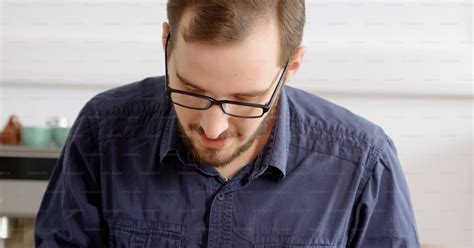 유리 컵에서 갓 내린 커피를 시음하는 남자의 초상화 숟가락을 사용하여 바로스타에 대한 커피 커핑 테스트에서 커피 맛과 풍미를