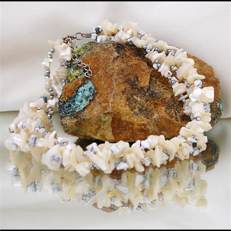 Колие от три реда необработен седеф и хаулит Многоредови колиета Кристина Арт бижута от