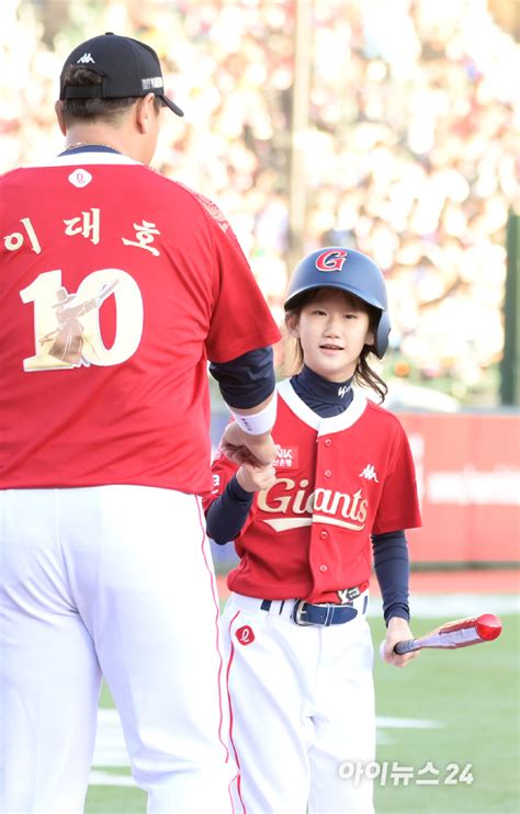 포토 이대호 은퇴식 아빠는 포수·붕어빵 딸은 타자