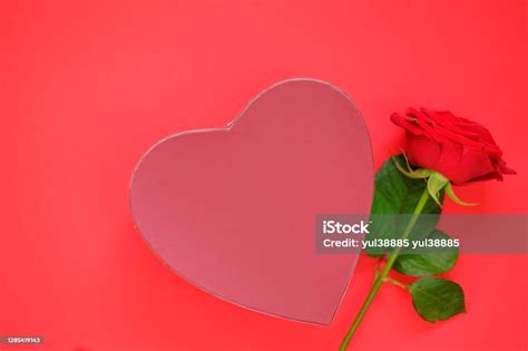 발렌타인 데이 휴일 밝은 빨간색 배경에 심장 모양의 빨간 장미 꽃과 상자 빈 엽서입니다 사랑과 열정 개념 발렌타인 데이 기프트카피 공간 개념에 대한 스톡 사진 및 기타