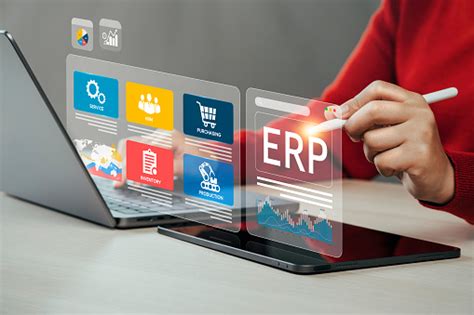 Erp 전사적 자원 및 계획 개념 비즈니스 개념 Ai 및 미래 기술 가상 디지털 화면을 표시하기 위해 컴퓨터를 사용하는 사업가