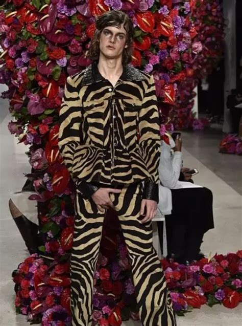 Сякаш вече се приема за нормално Вие приемате ли го Известен дизайнер представи новата си