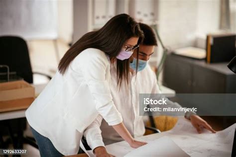 이 프로젝트에서 일하는 의료 용 마스크를 가진 사업가와 사업가 건축에 대한 스톡 사진 및 기타 이미지 건축 보호 마스크 팀워크 Istock