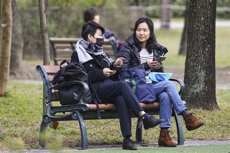 記者 梅花新聞網 於慶中 綜合報導 白天漸回溫水氣少 入夜後西部易起霧能見度較低 梅花新聞網