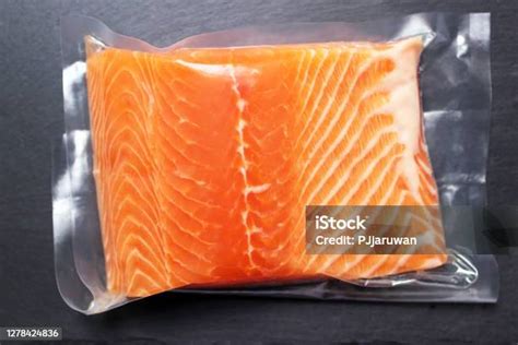 신선한 연어 필레는 맛있는 연어 스테이크를 위해 검은 접시에 고립 된 진공 패키지로 만듭니다 진공포장에 대한 스톡 사진 및 기타 이미지 Istock