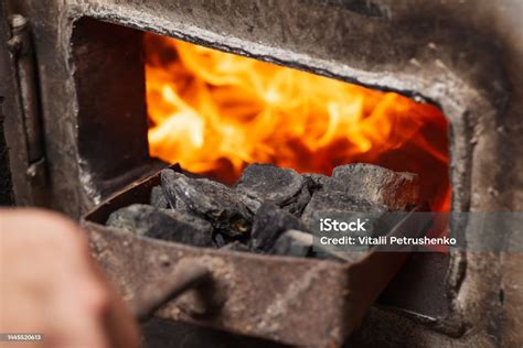 난방 시스템의 물 온도를 높이기 위해 고체 연료 보일러에서 석탄 연소 석탄에 대한 스톡 사진 및 기타 이미지 석탄 전기로 열 개념 Istock