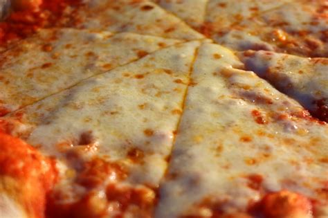 이탈리안 레스토랑 피자 전문점의 골판지 상자에 얇게 썬 테이크아웃 피자 녹은 모짜렐라 치즈 라구 토마토 소스 바질 허브를 곁들인 나폴리 마게리타 피자 레시피 마가리타 조각