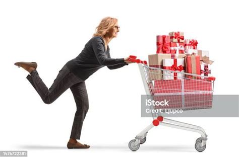 선물 상자로 가득 찬 쇼핑 카트를 들고 달리는 여성의 전체 길이 프로필 사진 달리기에 대한 스톡 사진 및 기타 이미지 달리기 카트 55 59세 Istock