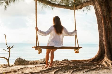 秋千上的美女图片 大树下秋千上的美女素材 高清图片 摄影照片 寻图免费打包下载