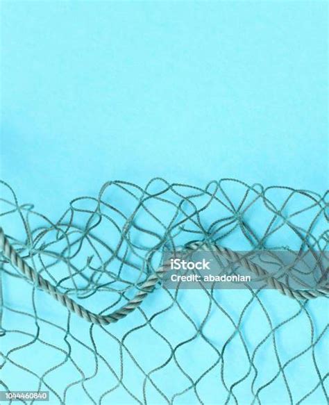 텍스트를 위한 공간으로 그물 낚시 어업 테마에 대 한 파란색 배경입니다 개인 장식품에 대한 스톡 사진 및 기타 이미지 개인