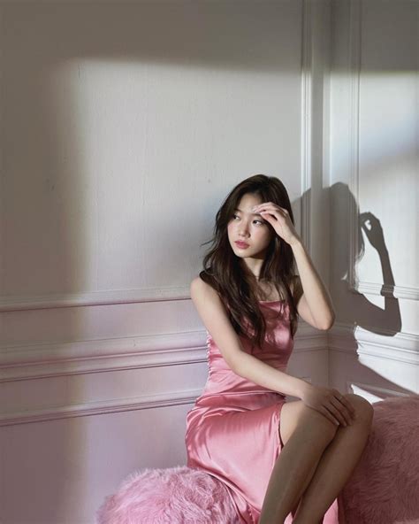 핑크색 실크 끈원피스 슬림한 몸매 르세라핌 카즈하 겨드랑이