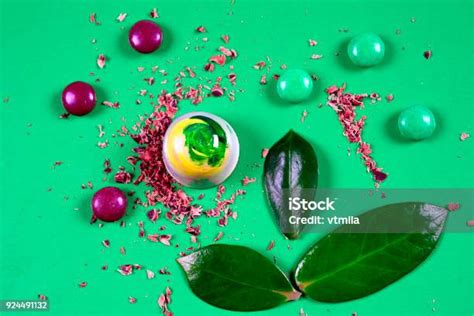 아름 답 고 맛 있는 초콜릿 과자 세트의 상위 뷰 모듬된 초콜릿 부스러기로 장식 0명에 대한 스톡 사진 및 기타 이미지 0명 개체 그룹 공휴일 Istock