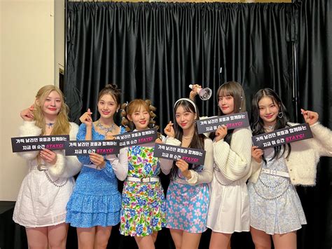 STAYC 스테이씨 on Twitter 가득 날리던 꽃들과 함께하는 지금 이 순간 STAYC STAYC 스테이씨 STAYC FANMEETING