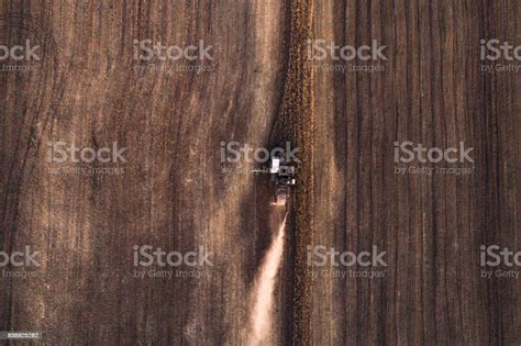 현장에서 일하는 수확기와 밀을 깍는다 우크라이나 공중 보기 가을에 대한 스톡 사진 및 기타 이미지 가을 곡초류 공중 뷰 Istock