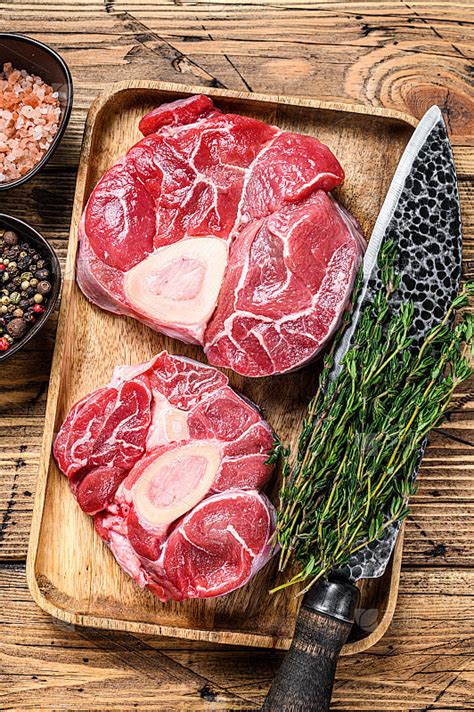 生小牛肉横切小腿肉煮意大利烩牛膝木制背景俯视图