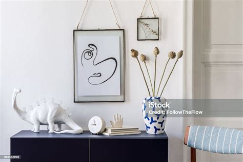 모의 사진 프레임 네이비 블루 Commode 테이블 램프와 우아한 액세서리세련된 스칸디나비아 거실 현대적인 홈 장식 인테리어