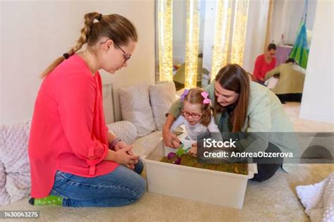 감각 자극 실에서 신체 장애가있는 어린이 Snoezelen 뇌성 마비와 함께 사는 어린이는 치료 세션 중에 치료사와 상호 작용합니다 아이에 대한 스톡 사진 및 기타 이미지