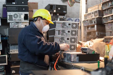 보호 마스크로 착용하는 목적으로 기부하기위한 컴퓨터에 중년 기술자 Cpu Cpu에 대한 스톡 사진 및 기타 이미지 Cpu 검사 보기 경영자 Istock