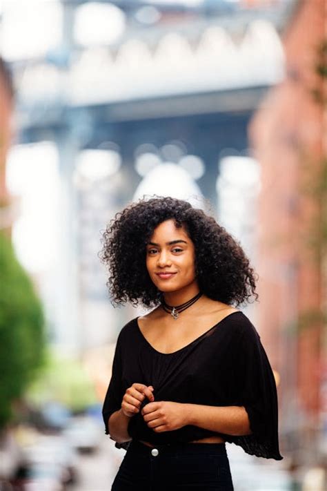 갈색 머리 거리 사진 거리 스타일 곱슬머리 뉴욕 뉴욕 건축 도시 경관 도시 배경 도시 패션 도시의 도시의 삶 랜드마크 모델 문화 다양성 미국 미소