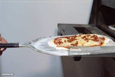 레스토랑 주방에서 오븐에 원시 이탈리아 피자를 배치 작물 익명의 남성 요리사 0명에 대한 스톡 사진 및 기타 이미지 0명 건강에 좋지 않은 음식 공란 Istock