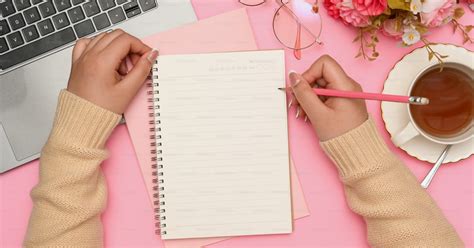 숙제를 하는 여대생 아름다운 분홍색 책상에서 학교 공책에 에세이를 쓰고 있다 평면도 초점 손 사진 Unsplash의 컴퓨터 이미지