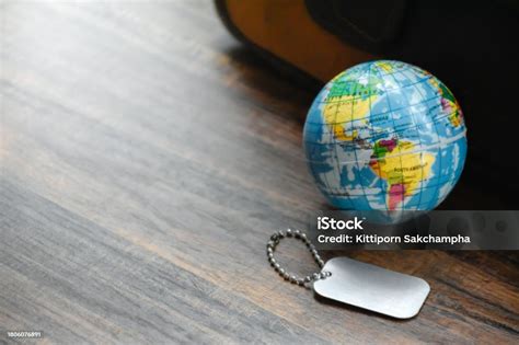 지구 지구와 나무 패턴 작업 책상과 부드러운 햇빛 배경 세계 및지도 개 태그 비어있는 데스크탑 장비 여행 및 작업의 개념 복사 공간 지구지도와 평면도 0명에 대한 스톡 사진