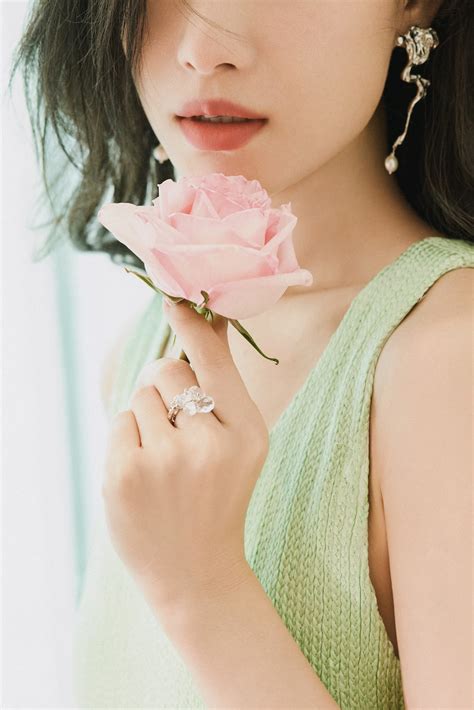 China Entertainment News Zhang Xinyuan Poses For Vintage Fashion Shots