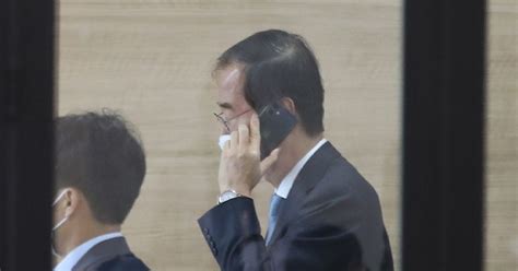 전화통화중인 한덕수 총리