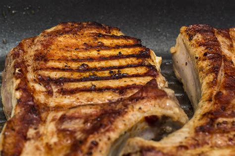 그릴 팬에 준비 된 갈비와 돼지 고기의 큰 조각의 스테이크 갈비 음식에 대한 스톡 사진 및 기타 이미지 갈비 음식 개념