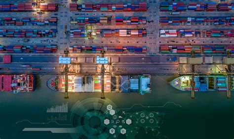 배경에 세계 지도 물류 네트워크 분포가 있는 조감도 컨테이너선 앞의 물류 및 운송 개념 빠른 또는 즉각적인 배송의 개념을 위한 컨테이너 화물 화물선 전 세계 온라인 상품