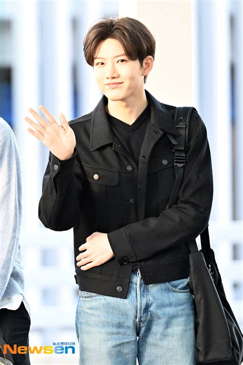 트레저 준규 ‘사랑스러운 손인사[포토엔hd]