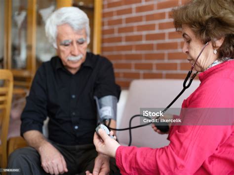 노인 아내 집에서 그녀의 노인 남편의 혈압을 확인 노인을위한 건강 관리 개념 2명에 대한 스톡 사진 및 기타 이미지 2명 60 69세 70 79세 Istock