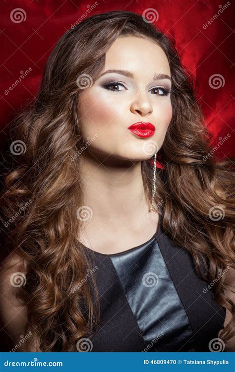 Ritratto Di Bella Ragazza Elegante Sexy Castana Con Capelli Lunghi In Vestito Da Sera Con Trucco