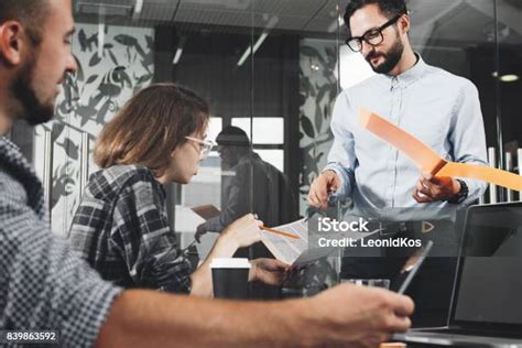 현대 Coworking 사무실에서 동료 비즈니스 토론의 젊은 팀 팀워크 개념입니다 회의에서 팀의 사진 개념에 대한 스톡 사진 및