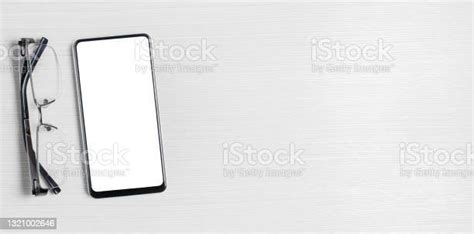 흰색 배경에 빈 화면이있는 스마트 폰 비즈니스 또는 투자를위한 온라인 응용 프로그램의 개념 복사 공간 0명에 대한 스톡 사진 및 기타 이미지 Istock