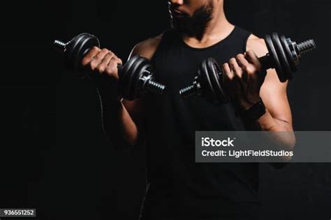 블랙에 고립 된 아령과 운동 근육 아프리카계 미국인 남자의 자른된 샷 건강한 생활방식에 대한 스톡 사진 및 기타 이미지 건강한 생활방식 근육 근육질 체격 Istock