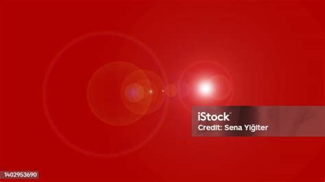 렌즈 플레어는 붉은 배경을 중심으로 다양한 크기의 빛과 반사 된 빛의 여러 가지 색의 우주 구체처럼 보입니다 0명에 대한 스톡 사진 및 기타 이미지 Istock