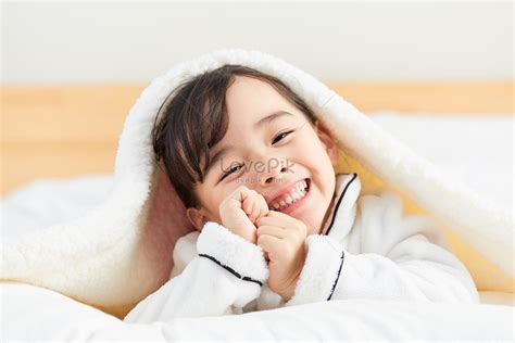 Маленькая девочка в кровати 81 фото