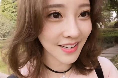 冯提莫自离婚传闻后首次开播，只唱歌不回应引网友吐槽