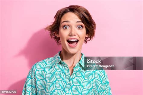 흥분 기절 아가씨 보고 카메라 충격 열린 입 착용 인쇄 여름 셔츠 고립 된 분홍색 색상 배경의 초상화 25 29세에 대한 스톡 사진 및 기타 이미지 Istock