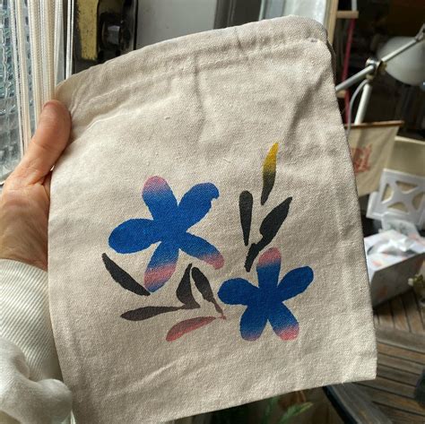 공공놀이터 스크린필러 와 드로잉플루이드 로 감광기없이실크스크린 해보았어요 외곽선이 아주