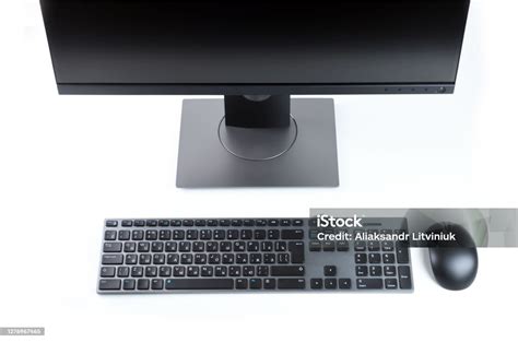 흰색 배경에 회색 키보드와 마우스가 있는 검은색 모니터입니다 위에서 볼 수 있습니다 비디오 게임에 대한 스톡 사진 및 기타 이미지 비디오 게임 컴퓨터 마우스 컴퓨터