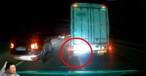 뇌출혈 환자 이송 중인 구급차 떡 하니 가로막는 트럭 [영상]